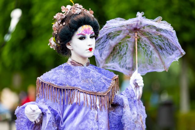 Weekend de poveste la Palas: acrobații, artă stradală, statui vivante ...